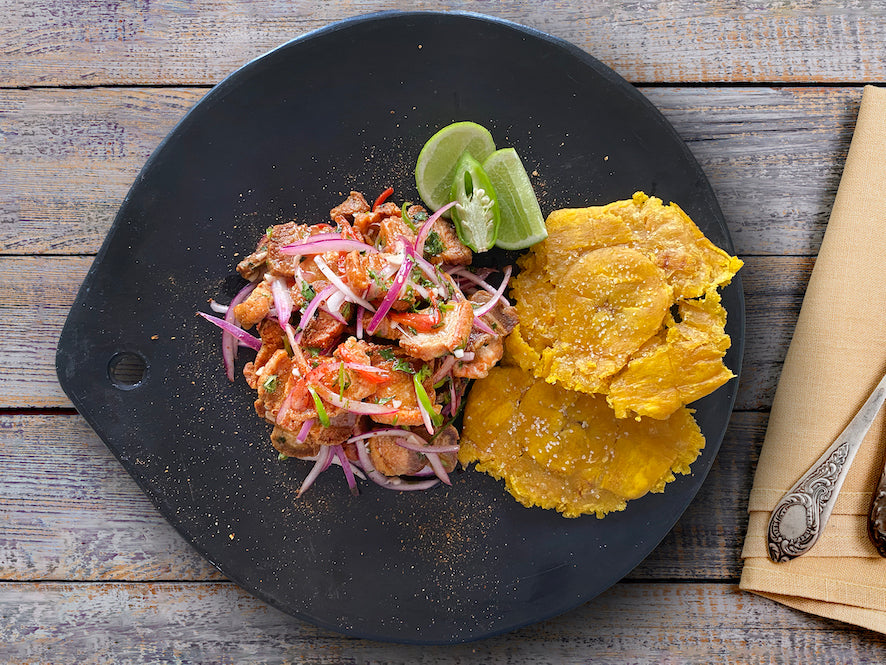 Ceviche de chicharrón con Chilli Mix TATACOA🔥 y patacones – Spicy & Co